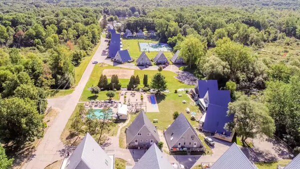 Lake Michigan Beach Cottage With Private Beach And Pools! - Stevensville, MI