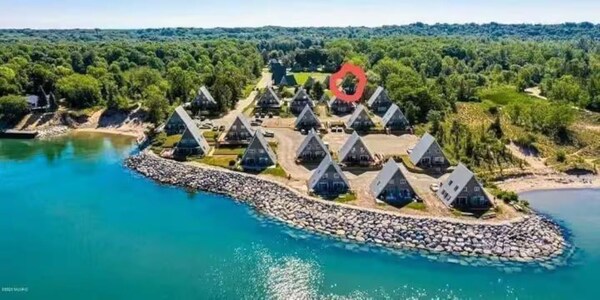 Lake Michigan Beach Cottage With Private Beach And Pools! - Stevensville, MI