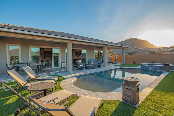 Luxury 3-bedroom Retreat With Gorgeous Heated Pool - Spring Training, Golf & Pir - Goodyear, AZ