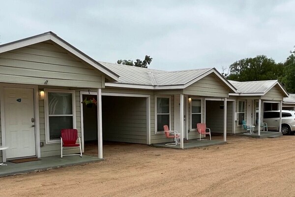 Near River Deluxe King Suite W/carport #5 - Kerrville, TX