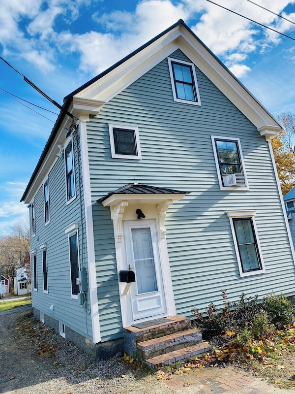 Cozy, Renovated Farmhouse, Vaulted Ceilings - Kennebunk, ME