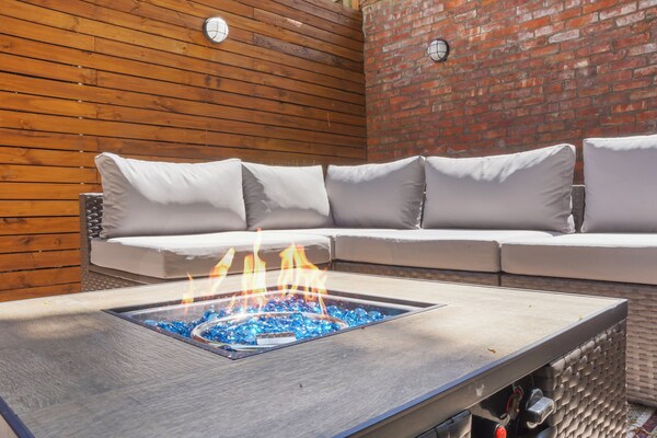 Marvelous 6-bedroom Apartment With Chef's Kitchen And Backyard Access In Nyc - New York City