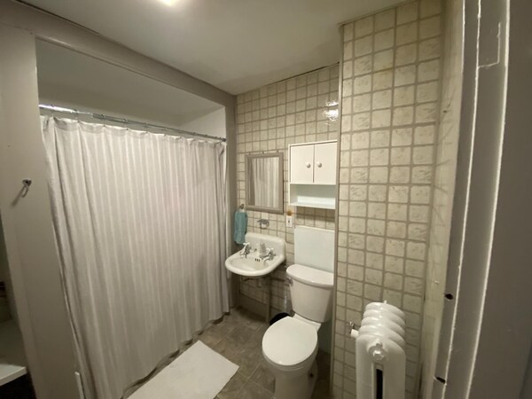 1-bedroom Apt. In Revere With Wifi And Ac. 10 Min Walk To Beach And T-stop. - Massachusetts