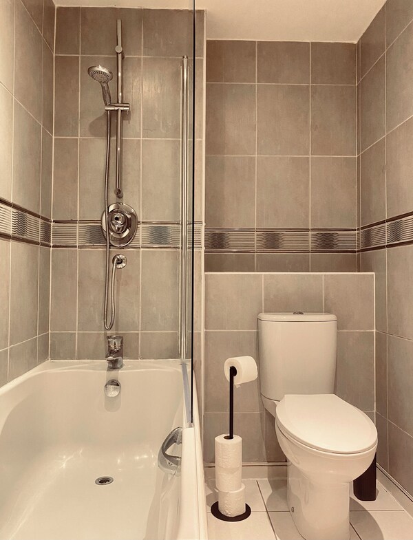 Wolverhampton Apartment With Free Parking 1 Minute From The Train Station - Wolverhampton