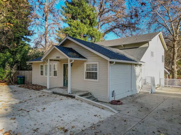 Spacious 6-bedroom Home With Ping Pong Table & Large Yard In Enchanting Sonora - Sonora, CA