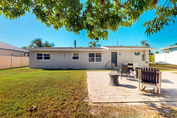 Charming Home W/ Guest House- Near The Beach -  Spacious Yard With Patio - Bonita Springs, FL