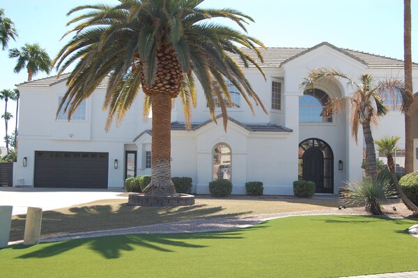 This Gorgeous Custom Home Is Located On 3/4 Acre Waterfront In Gilbert Arizona - Queen Creek, AZ
