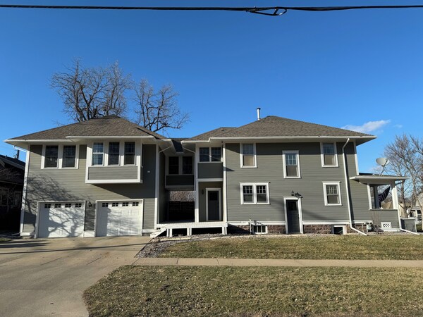 Cozy And Accomodating Designer Home Near Downtown And Mckennan Park - Sleeps 10+ - Sioux Falls, SD