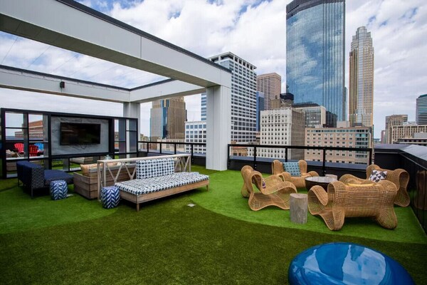 Cw | Studio | Sky Lounge | Rooftop Pool | Gym | I - Target Center