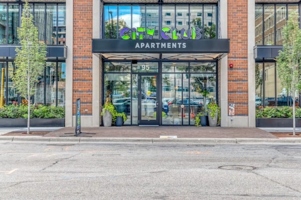 Cw | 2br | Sky Lounge | Rooftop Pool | Gym | New A - Maple Grove, MN
