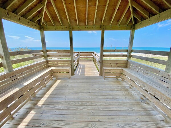 Enchanting Studio With Ocean View, Ac, Wifi, Pool, Mere Steps To The Sand - Morehead City, NC