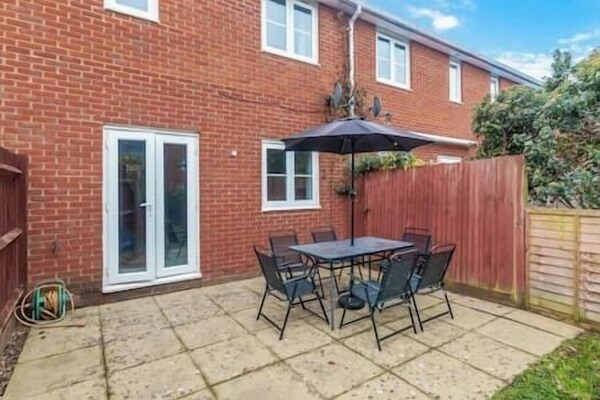 Redhill, Sleeps 9, Private Parking,17 Mins London Gatwick, 30 Mins To London - Redhill