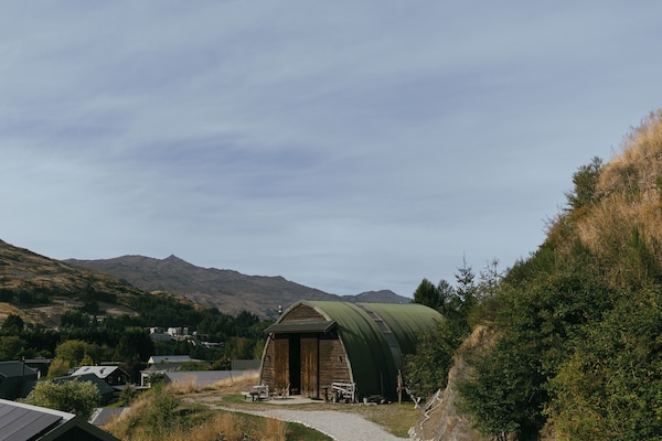 Quirky Barn Stay Experience, Fully Insulated, Warm, Beautiful Mountain Views, - Queenstown, New Zealand