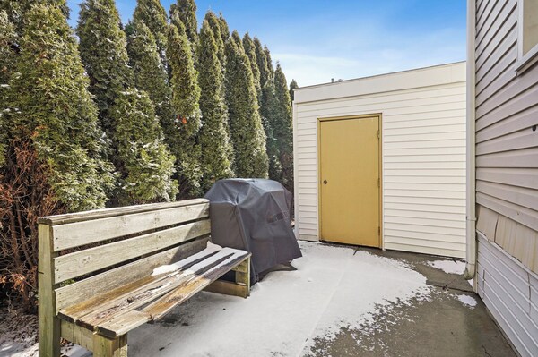Super Cute & Comfy Home In Ferndale With 2b, 2full Bath, Big Tv, Porch, Ac, Wifi - Berkley, MI