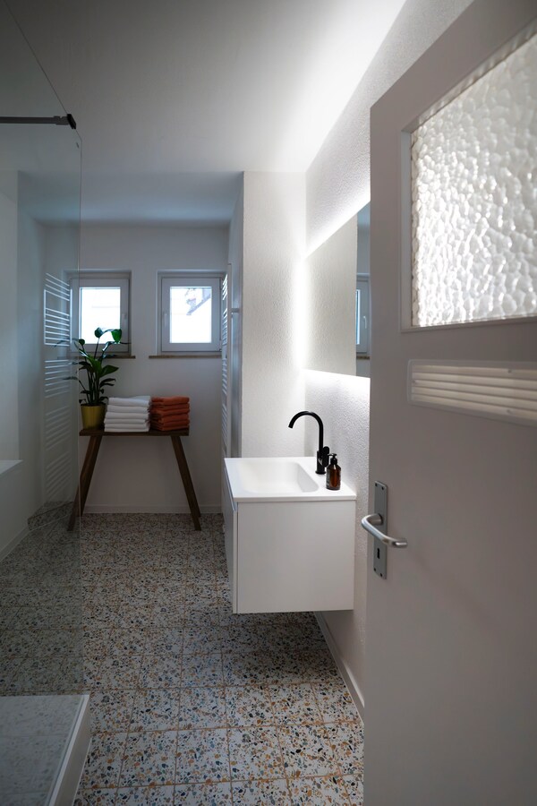 Seahorse, Stylish Apartment Centrally Located In Ulm, 3 Bedrooms, Kitchen, Bathroom - Ulm
