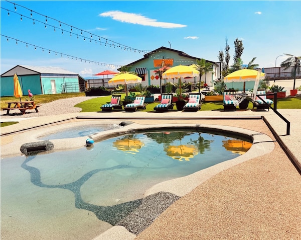Mcm Themed, Sleeps 25, Lounge, Swimming Pool, Pickleball, Volleyball And A Ufo - Post Falls, ID