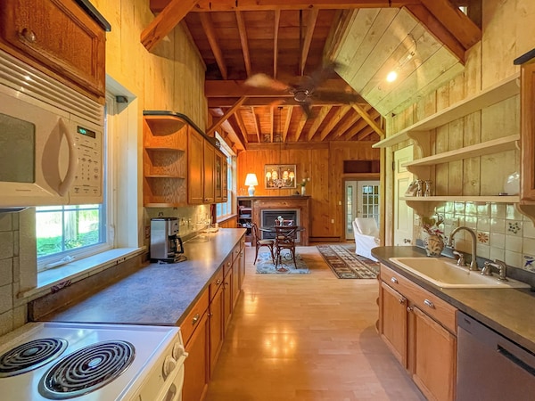 Town Of Chq Farmhouse Retreat With Seasonal Stream And Cabin - 2.8m To Main Gate - Pier Beach, Mayville