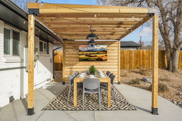 Lux 6br Retreat / Sleeps 14 / Large Backyard / Hottub & Firepit / 15 Mins To Den - Thornton, CO