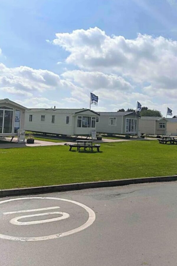 Harwich - Caravan - Sleeps 10 - Garden - Pool - Harwich