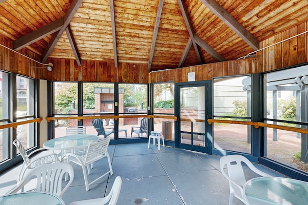 Downtown Studio At South Peak Expansion W/ Pool, Walk To Lifts - New Hampshire