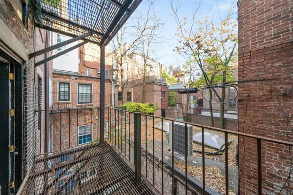 Beacon Hill Elegance: Modern Apt With Balcony, Fast Wifi, Steps To Cafes, Mgh And Boston Commons! - Boston, MA
