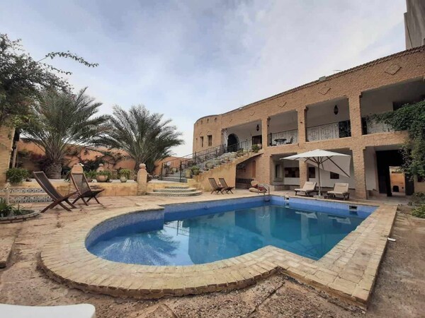 Maison Hôte Dar Traki Tozeur Zone Touristique Avec Piscine Et Petit Déj Inclu. - Tozeur