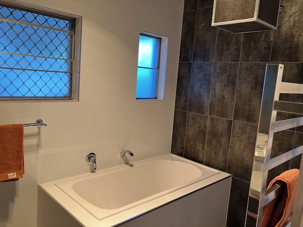 Arthur Abode- Centrally Located 3 Bedroom Home. - Dubbo