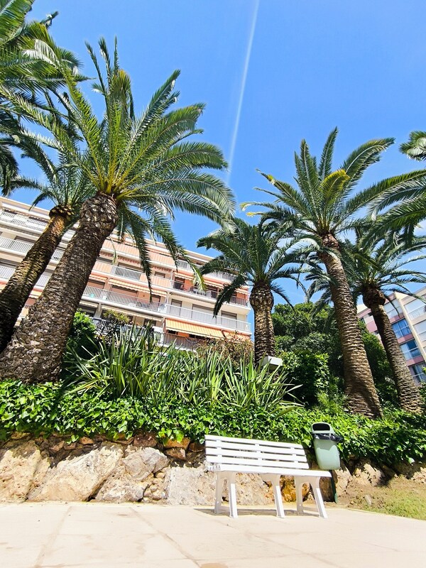 Home2sea - Large Studio Cabin With Private Garden And Swimming Pool - Biot