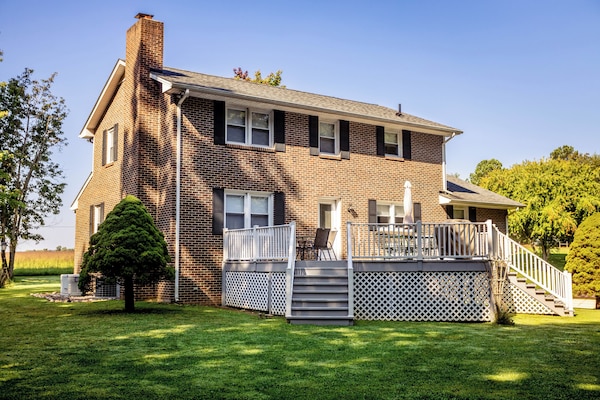 Relax At This Serene Waterfront Retreat Featuring A Private Dock, Perfect For Lake Lovers! - Radford University, Radford