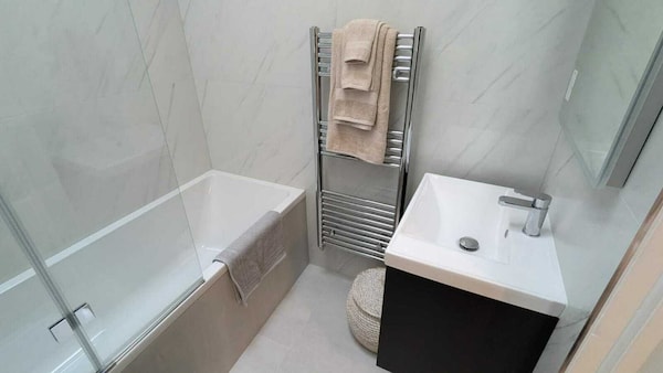 Spacious & Stylish, Upgraded 1bd @ Malahide Marina - Swords