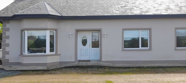 Welcoming 3-bedroom  2 Bed  On Suite Bungalow With Wifi And Sky Tv  In Kilgarvan - County Kerry