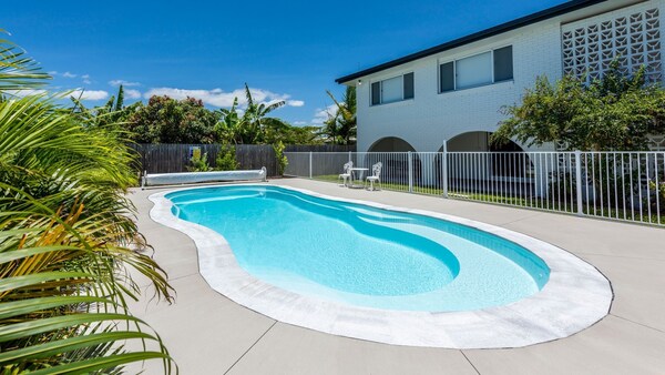 Modern Urangan Beach House Close To Beach - Coasthm - Hervey Bay
