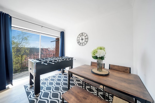 Chic 2 Bedroom Flat; Wifi, Smart Tv, Foosball Table - Colchester