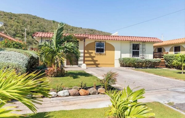 Relax By The Pool With The Sounds Of Waves And Enjoy   Ocean And Mountains Views - Kingston