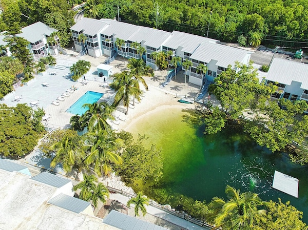 New! Lagoon-front 2-br Townhome, Key Largo, Gated Waterfront Community, 2 Pools - Key Largo
