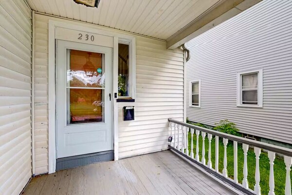 Spacious 4-bedroom House In Charming Mid Town Rochester With Ac, Tv, & Wifi - Rochester, NY