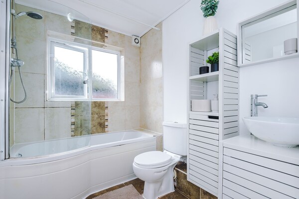 Large Mcr 1 Bedroom Apartment By Host A Home Short Lets - 
