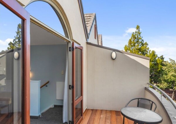 Nice Place, Great Lakeside Location\n\nheated Pool,\nspa Bath,\nstrong Wifi,\nsky Tv - New Zealand