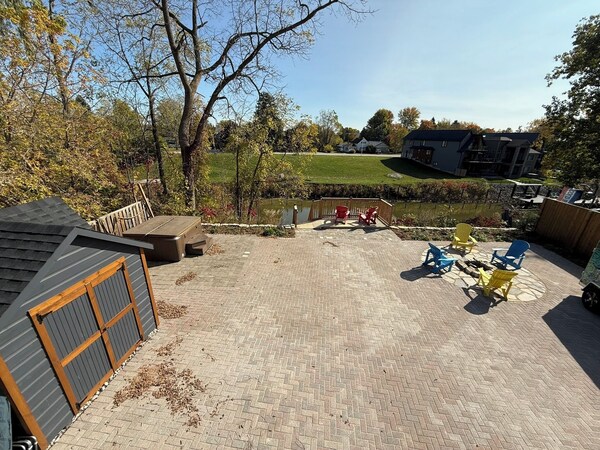 Charming One-bedroom Ausable View Apartment Centrally Located In Grand Bend. - Grand Bend
