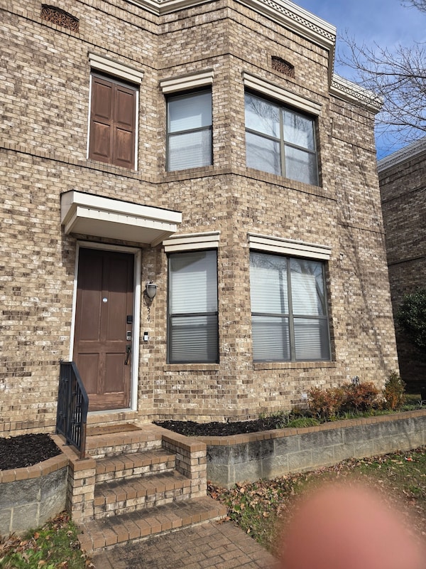 Stylish 2 Bedroom Townhouse, Ideal For Your Needs. Elvis Presley's Birthplace! - Tupelo, MS