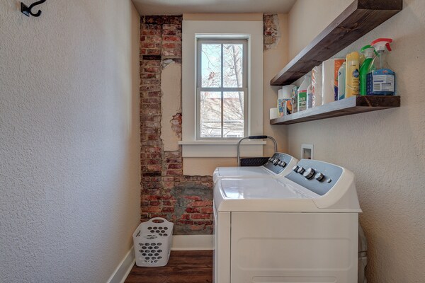 Historic 1880s 2-bedroom Downtown Apartment - Bristol, TN
