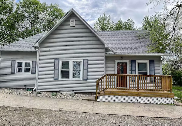 Cozy 2 Bedroom Cottage, Near Stadium. - Lincoln, NE