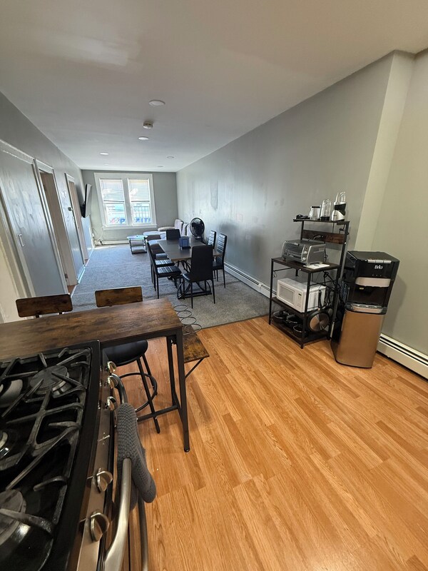 Elegant 3 Bedroom Condo 5 Minutes From Ewr & Nj Transit + 30 Minutes From Nyc - Elizabeth, NJ