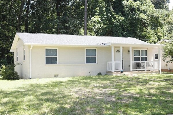 Cozy 3-bedroom House In Welcoming Winston-salem With Alarm System - Winston-Salem, NC