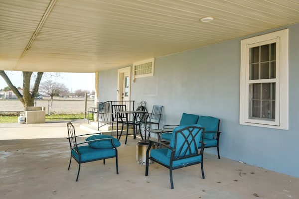 9 Mi To Downtown: Lubbock Home W/ Yard - Lubbock, TX