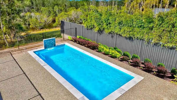 Hamptons House Walking Distance To The Beach - Coasthm - Burrum Heads