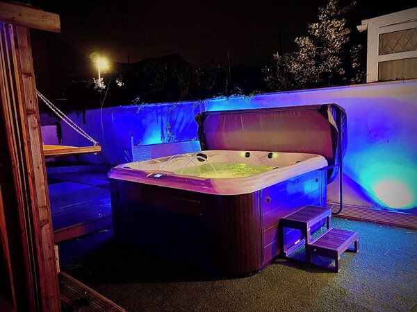 Sleeps10-parking-garden-hottub-petfriendly - 
