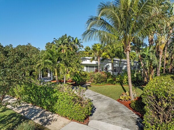 Walk To The Beach! Charming 3-bedroom House In North Palm Beach With Ac, Wifi - North Palm Beach, FL