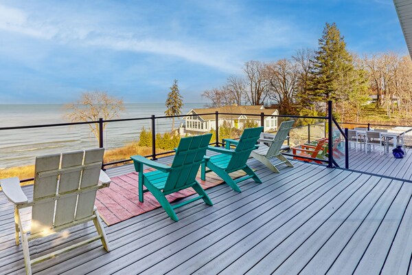 Lake Michigan Retreat W\/ Stunning Views, Beach Access, Hot Tub, & Large Patio! - Michigan City, IN