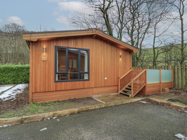 Dovestone Secluded Luxury Lodges (Sleeps 6) - Pets Welcome In Greenfield - 